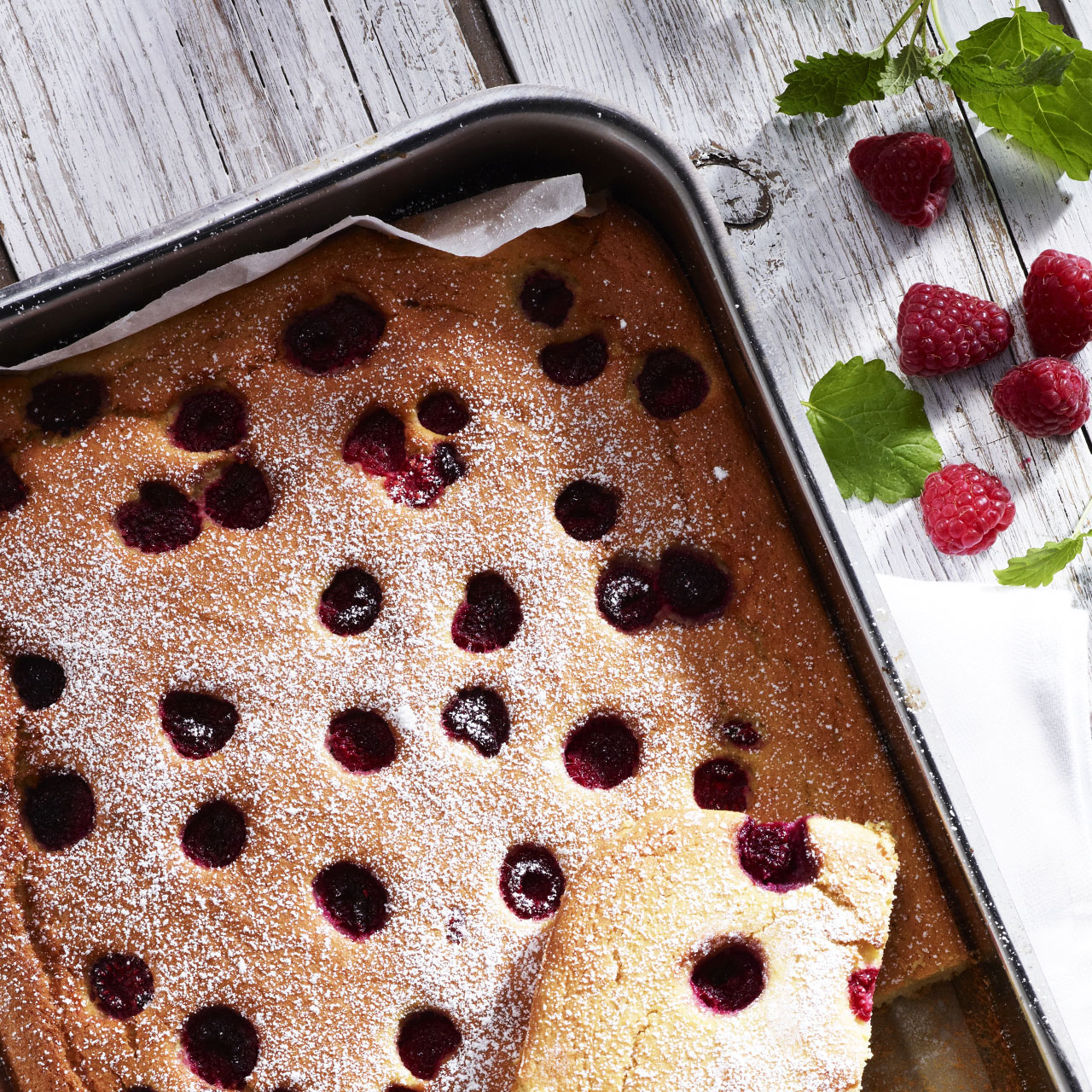 Raspberry cake from Sukrin Cake mix - gluten-free - sugar-free