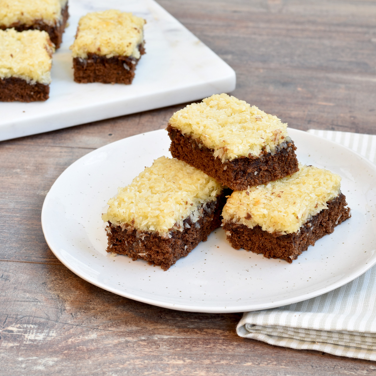 Recipe for chocolate cake with coconut cream from Sukrin