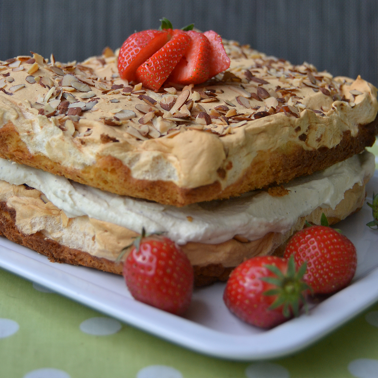 Norwegian 'Kvæfjordkake' without added sugar - Sukrin